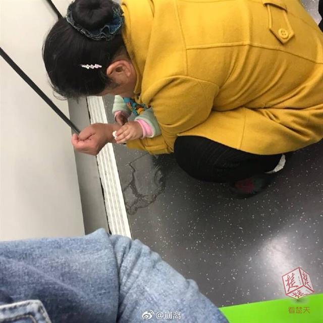 家长抱着女童在地铁车厢内撒尿 还弄脏了他人行李 半岛网
