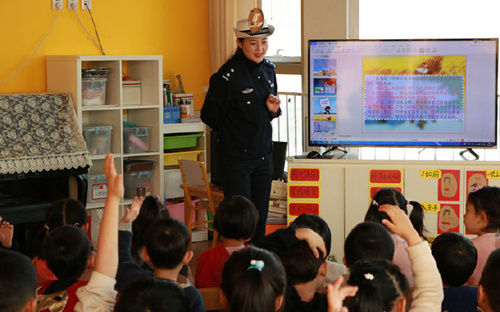 开发区交警开展“安全伴我在校园,我把安全带回家”主题宣讲 半岛网