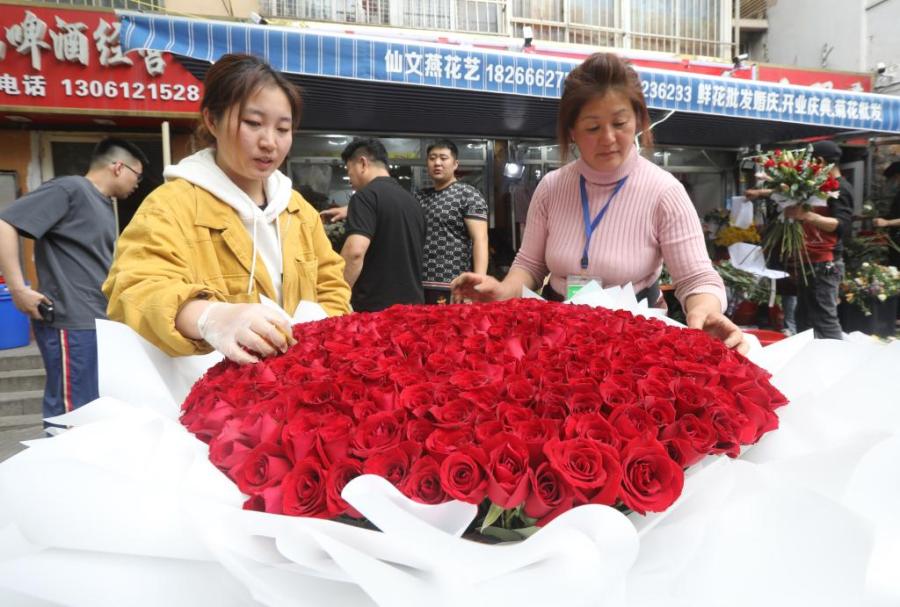 青岛：“520”玫瑰红 “花式”告白成主流-半岛网